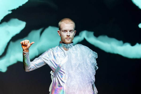 Opera door en voor doven: Fish Dance When They Are Not Sleeping - Doof